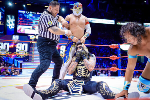 Death Triangle es descalificado en la Arena México | Superluchas