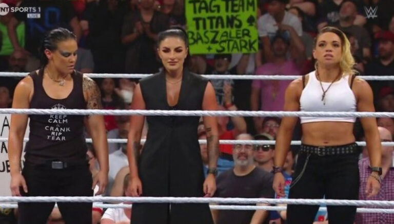 Zoey Stark y Shayna Baszler derrotan a Kayden Carter y Katana Chance ...