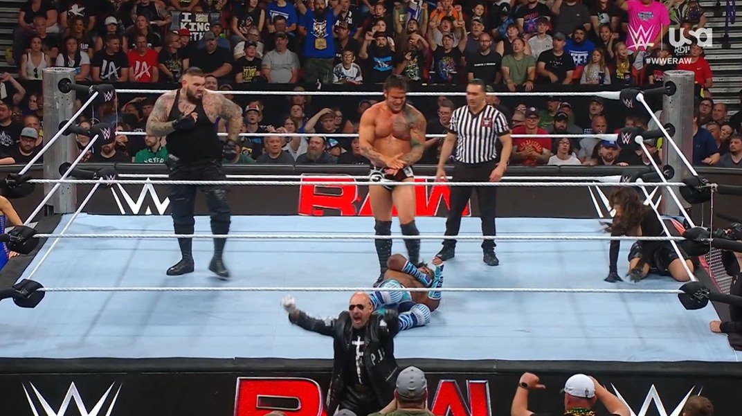 Raw: Uncle Howdy atacó a Chad Gable | Superluchas