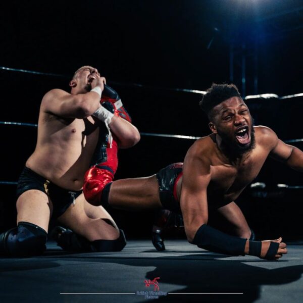 Iker Navarro tendrá revancha con Michael Oku en RCW