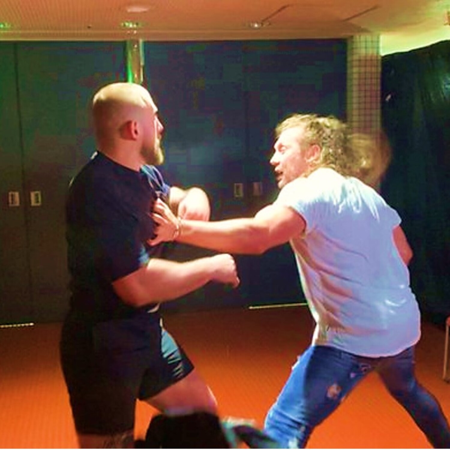 NJPW: Kenny Omega y Gabe Kidd se lían a golpes | Superluchas