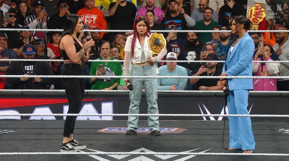 Iyo Sky, Rhea Ripley y Bianca Belair, a los golpes | Superluchas