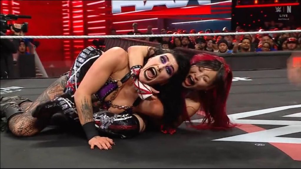 Iyo Sky nueva Campeona Mundial tras vencer a Ripley | Superluchas