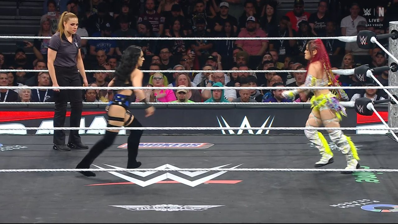 Raw: Stephanie Vaquer y Giulia debutan | Superluchas