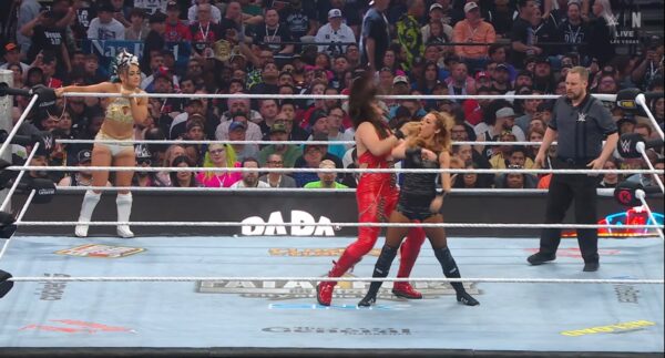 Becky Lynch regresa y se convierte en Campeona de Parejas con Lyra Valkyria | Superluchas