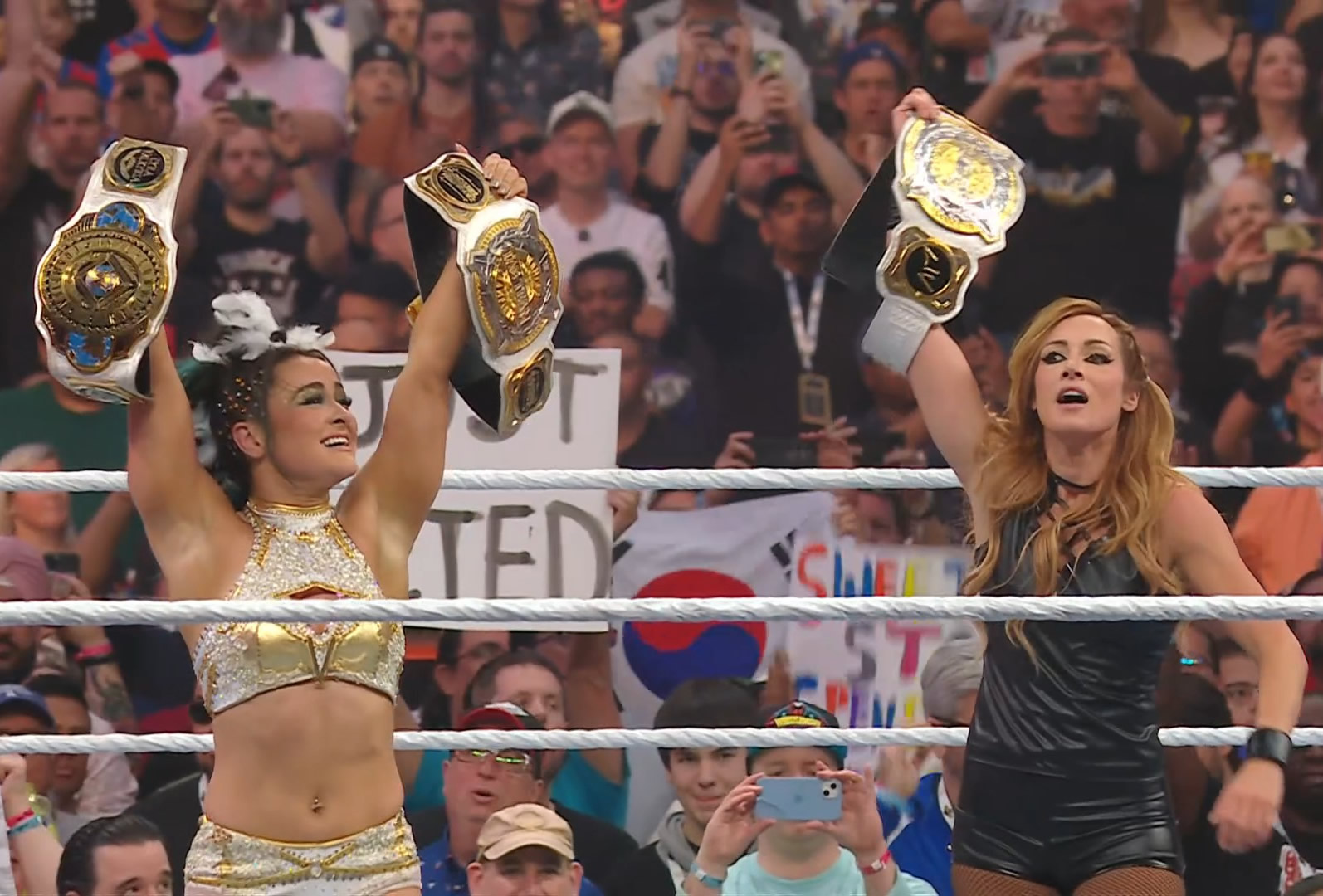Becky Lynch regresa y se convierte en Campeona de Parejas con Lyra Valkyria | Superluchas
