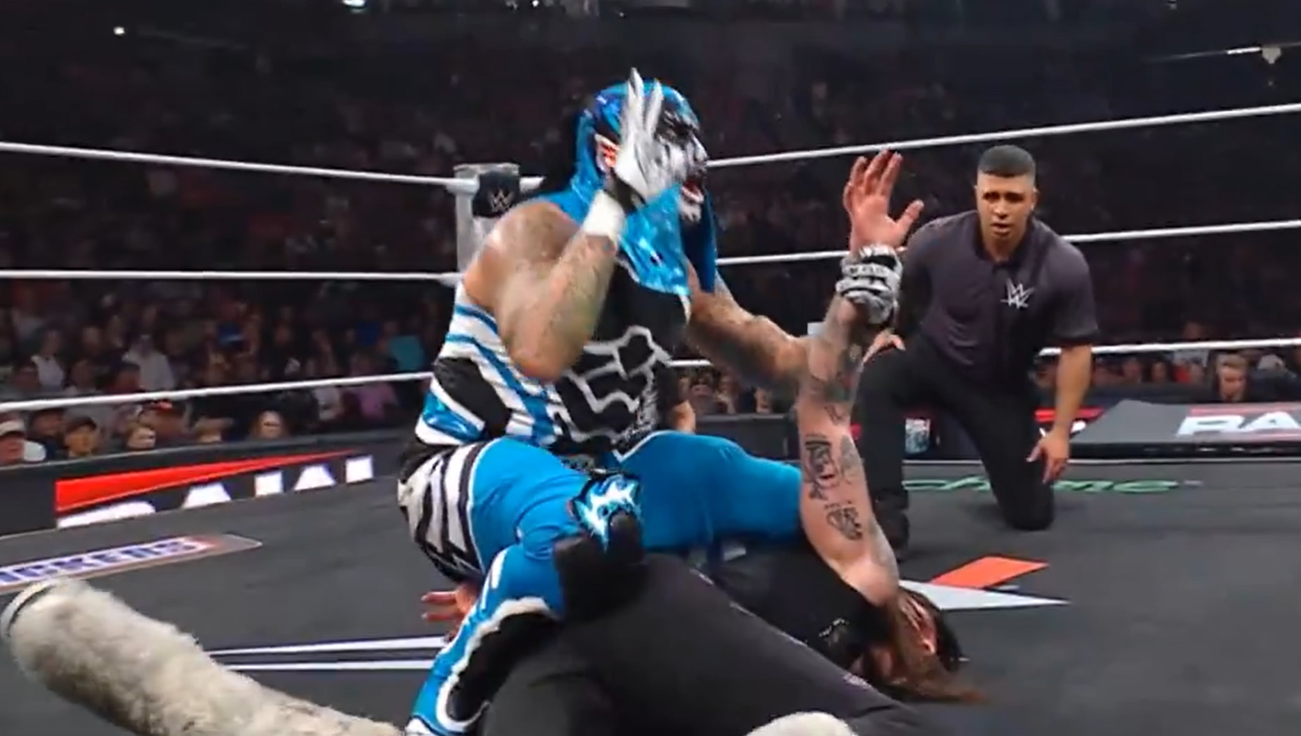 Penta derrota a Dominik Mysterio y es atacado por Bron Breakker