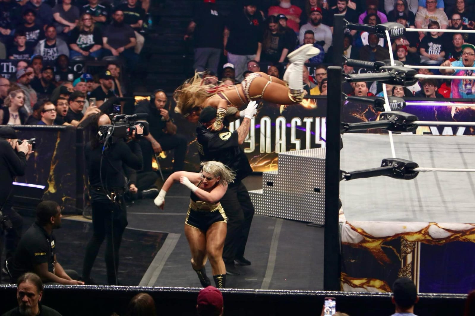 AEW Dynasty: Toni Storm retuvo ante Megan Bayne | Superluchas