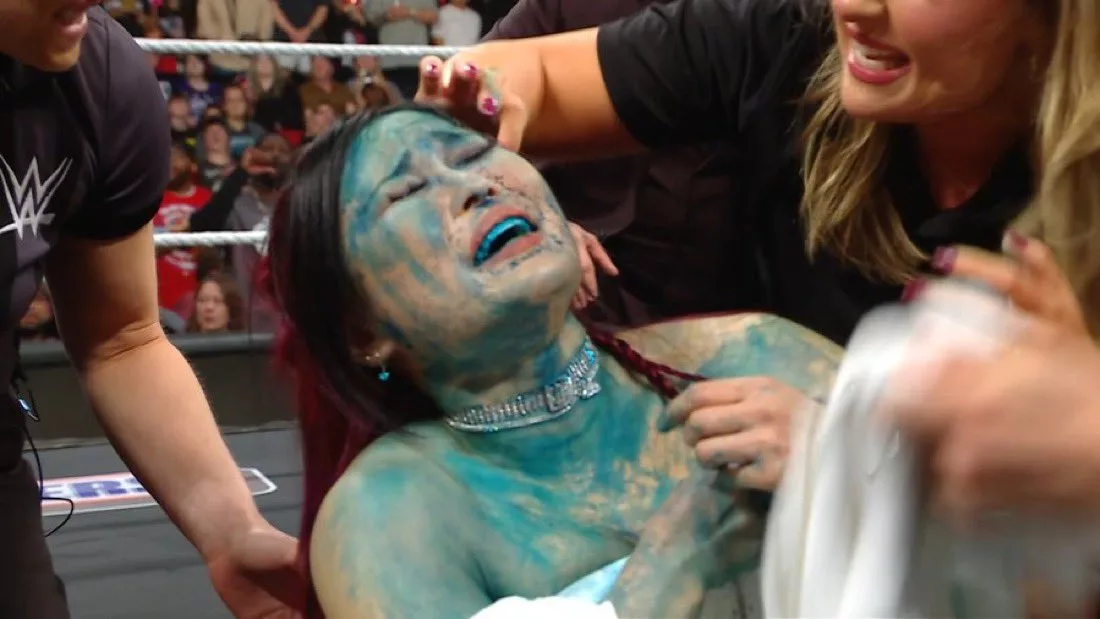 Asuka y Kairi Sane vuelven a atacar a Rhea Ripley e Iyo Sky | Superluchas