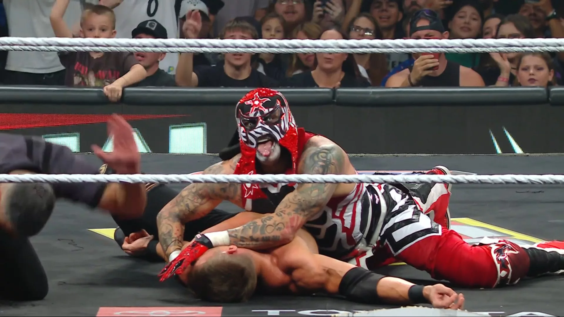 RAW: Penta y The War Raiders vencen a New Day | Superluchas