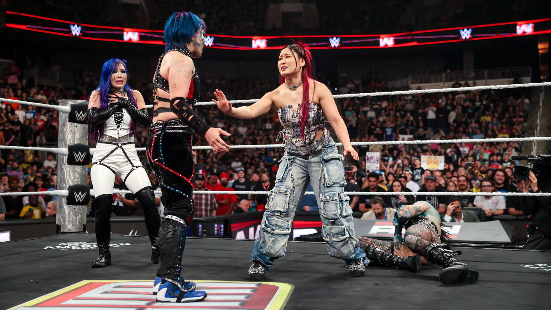 WWE Raw ESENCIAL | Iyo Sky, traicionada por una desatada Asuka