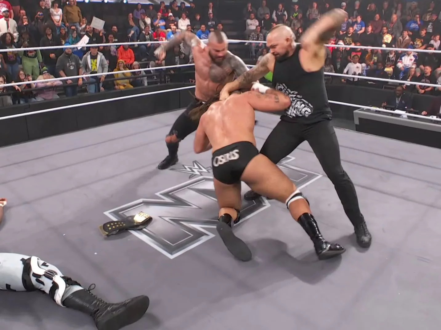 DarkState retiene el Campeonato de Parejas pero son humillados ...