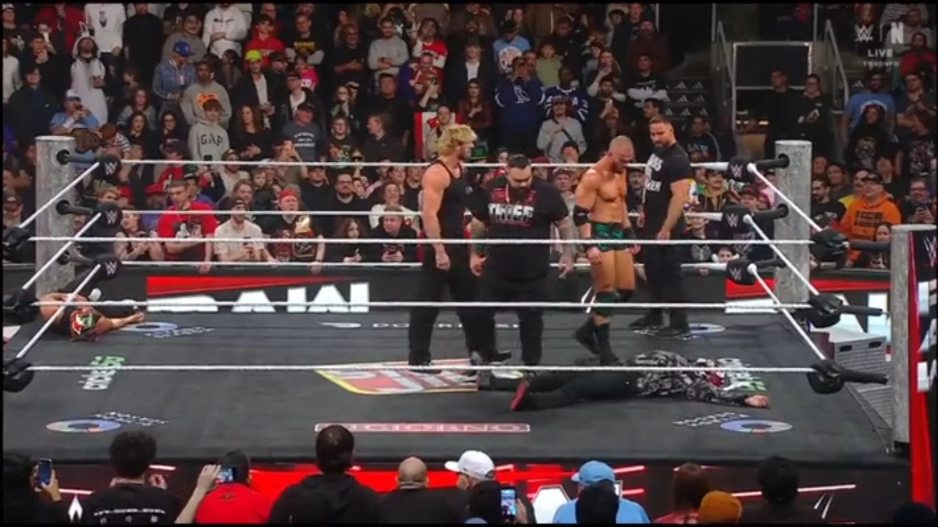 WWE Raw: The Vision destrozó a Rey Mysterio, Penta y Dragon Lee ...