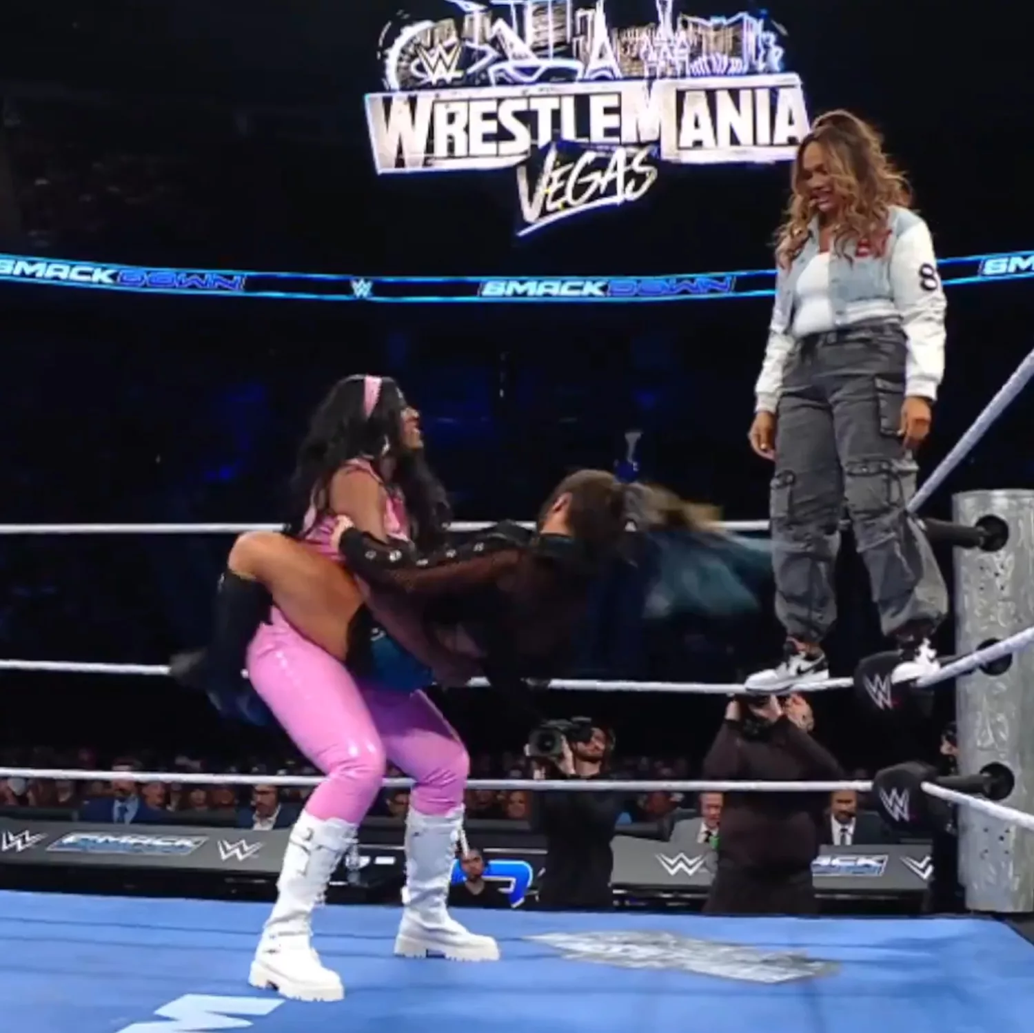 SmackDown: Nia Jax y Lash Legend atacan a Charlotte Flair, ALexa Bliss ...