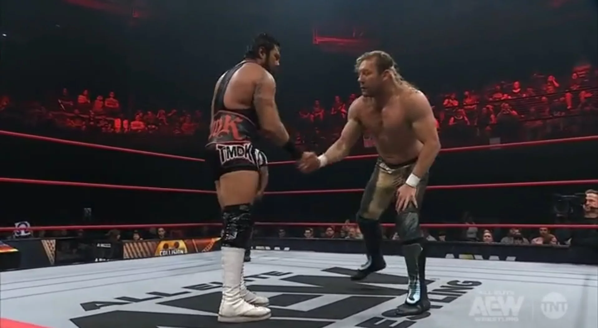 Kenny Omega vence a Bad Dude Tito en un combate corto, pero intenso