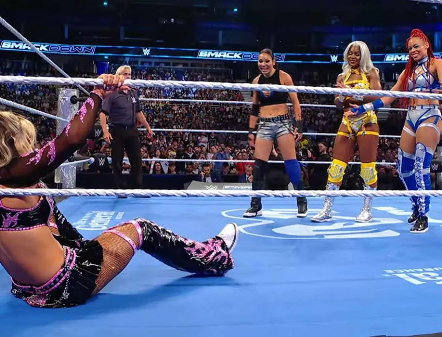 SmackDown: Tiffany Stratton y Alexa Bliss cayeron ante B-FAB y Michin ...
