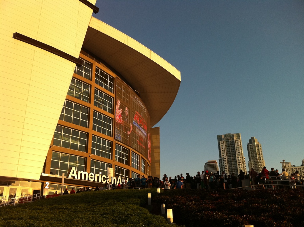 Exterior de la American Airlines Arena previo al inicio de RAW ...