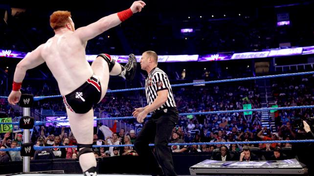 Sheamus da patada al referí Chad Patton | Superluchas