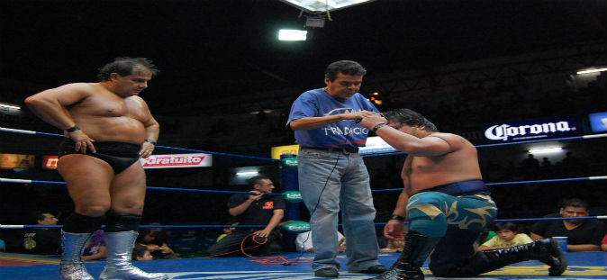 Xavier Cruz gana la cabellera de Evola en Guadalajara | Superluchas