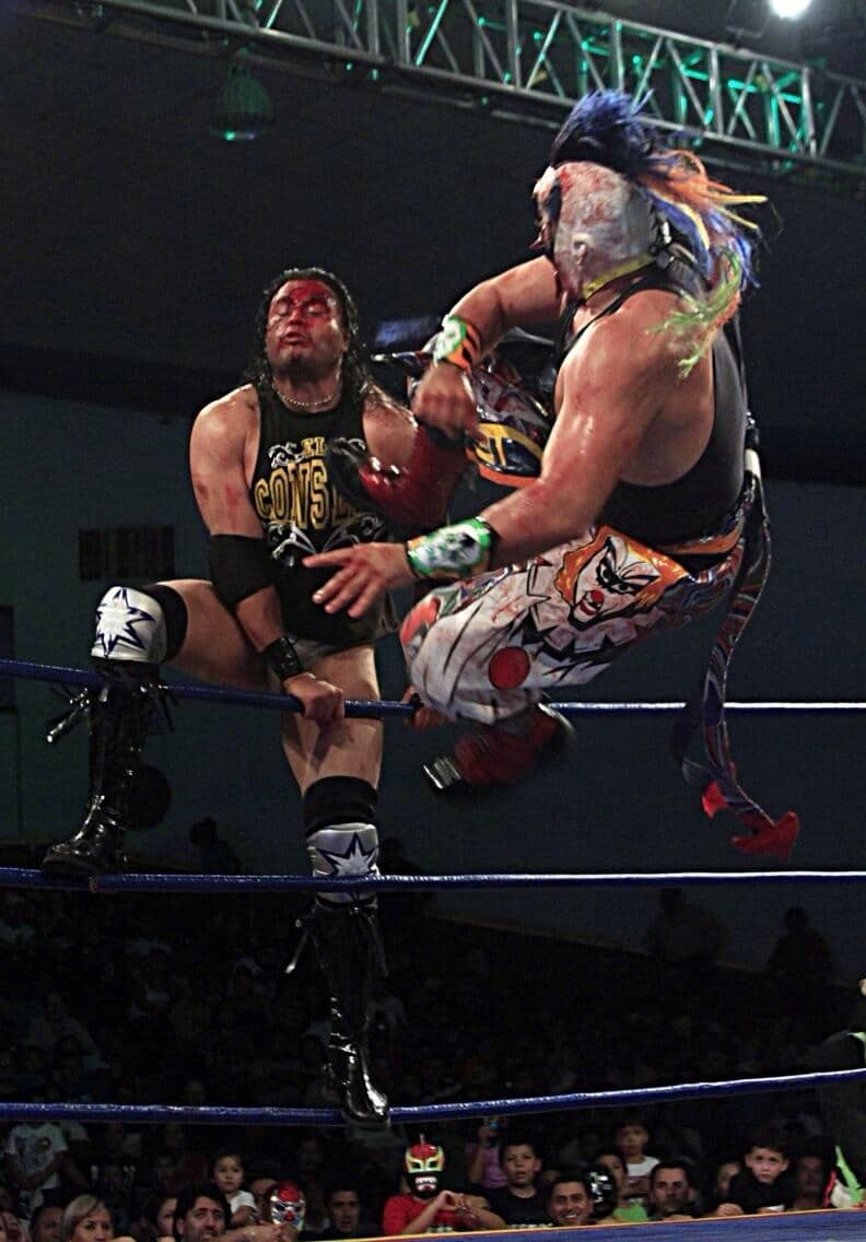 Imagen: Así terminaron Texano Jr. y Psycho Clown en su lucha en San ...